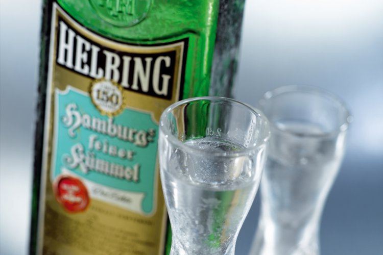 PRReport | Loerke hebt Glas mit Helbing-Kümmel